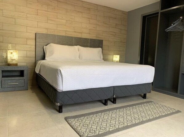 Quarto superior | Roupas de cama premium, edredons de pluma, camas Tempur-Pedic