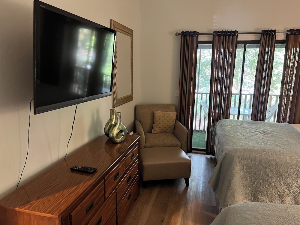 Sunset Beach, Beautiful One Bedroom Villa- 1.5 Miles From The Beach! - Sunset Beach, NC