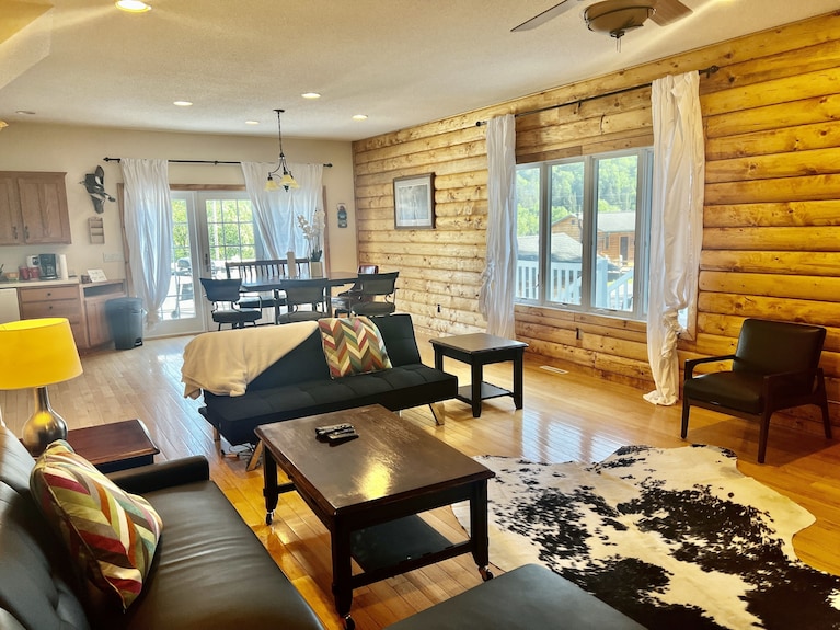 Scenic View Lodge- W/ Hot Tub & Pool - Iowa