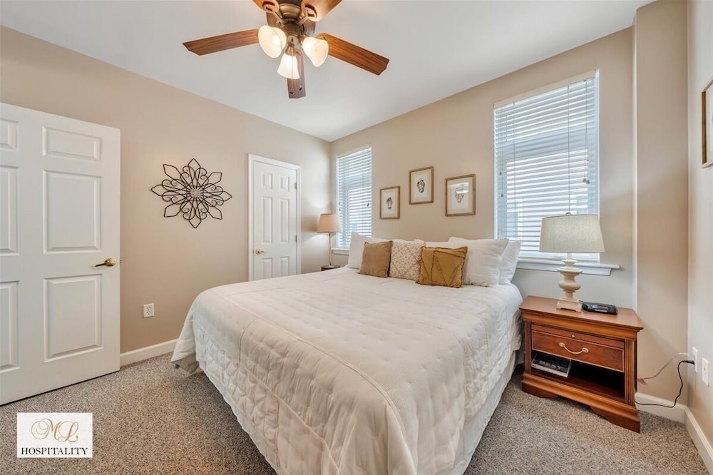 Lake And Mountain Waterfront Condo Sml With Amenities Mariners Landing - Smith Mountain Lake, VA