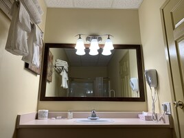 Quarto Deluxe | Casa de banho | Um secador de cabelo, toalhas fornecidas, sabão, champô 