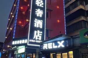 Hotel com placa vertical chamativa exibindo seu nome em letras grandes.