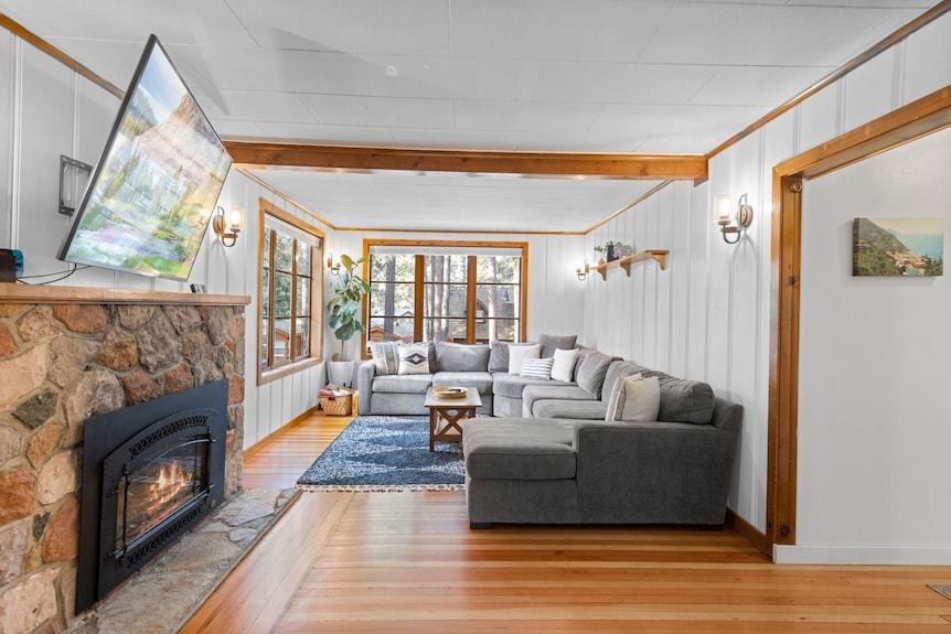 Perfect Location! Cabin W/ Hot Tub- Walk To Beach, Golf & Trails - North Lake Tahoe, CA