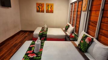 Quarto Twin Deluxe | Minibar, secretária, secretária adequada para computadores portáteis