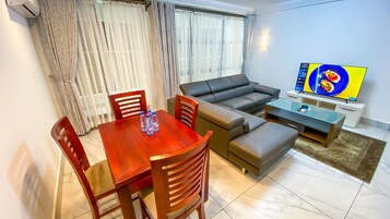 Apartamento superluxo | Área de estar | TV de tela plana 32 polegadas com canais via satélite, TV