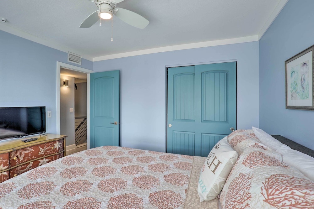 Poolside Madeira Beach Abode W/ Balcony! - Madeira Beach, FL