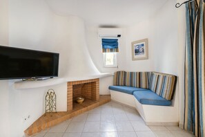 Apartamento, 2 quartos, acesso à piscina | Sala de estar | Televisor de 32 polegadas com canais por cabo 