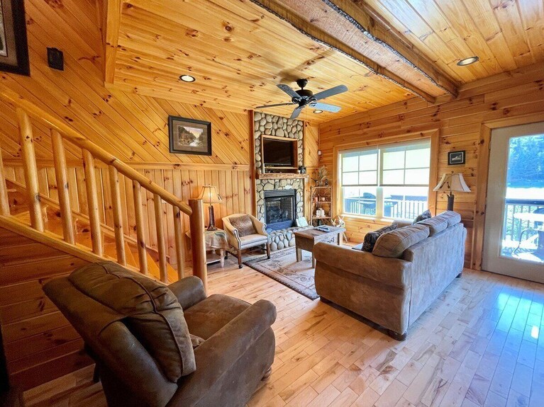 All Decked Out - Riverfront, Firepit, Fireplace, Foosball, Gameroom, Fire Table, Wet Bar, Wifi - West Jefferson, NC