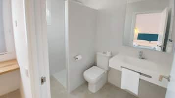 Quarto Duplo ou Twin Standard | Casa de banho | Um polibã, toalhas fornecidas