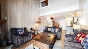 Condo, várias camas, varanda, vista para a montanha (Chamonix #70) | Sala de estar | Lareira, mesa de pingue-pongue