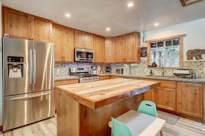 Casa, várias camas, banheira de imersão, vista para a montanha (Blue Lake House) | Cozinha privada | Geladeira, fogão, cooktop, lava-louças