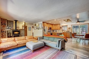 Casa, várias camas, banheira de imersão, vista para a montanha (Blue Lake House) | Área de estar | TV de tela plana 50 polegadas com canais digitais, lareira
