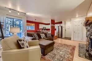 Condo, 1 cama Queen e sofá-cama, banheira de imersão | Sala de estar | TV 40 polegadas com canais a cabo, lareira