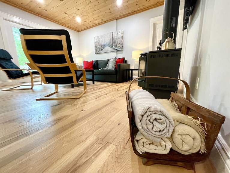 Inn The Moment: A Bright And Cozy Getaway In The Heart Of Muskoka - Huntsville