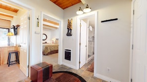 Condo, 2 camas Queen, varanda, vista para a montanha (Villa De Los Pinos) | 2 quartos, individualmente decorados, individualmente mobiliados