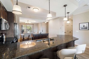 Apartamento em Condomínio Fechado, várias camas, varanda (Table Rock Overlook) | Cozinha privada | Uma cafeteira/bule 