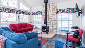 Casa, várias camas, pátio (Cozy Retreat on Lake LBJ) | Sala | Televisor de ecrã plano de 42 polegadas com canais digitais 
