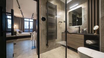 Quarto Duplo Exclusivo | Casa de banho | Um secador de cabelo, roupões, chinelos, toalhas fornecidas