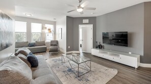 Apartamento Deluxe em Condomínio Fechado, 2 quartos | Sala de estar | Televisor de 50 polegadas com canais digitais 