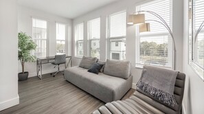 Apartamento Deluxe em Condomínio Fechado, 2 quartos | Sala de estar | Televisor de 50 polegadas com canais digitais 