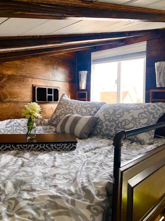 Luxurious Tiny House W/hot Tub And Sauna. Pets Ok! W/d In Unit - Victorville, CA
