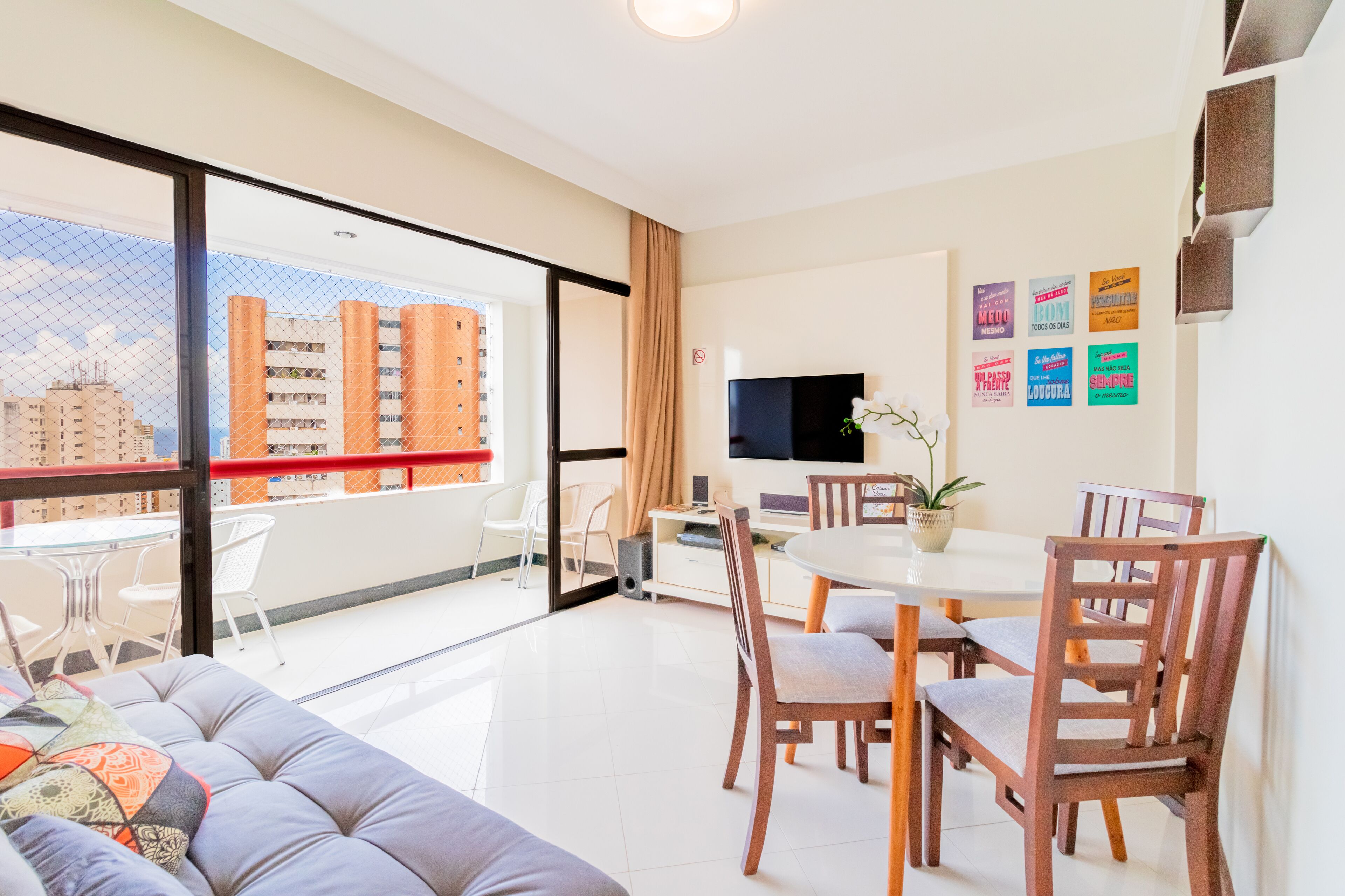 Apartamento | Sala de estar | Televisor de 32 polegadas com canais digitais 