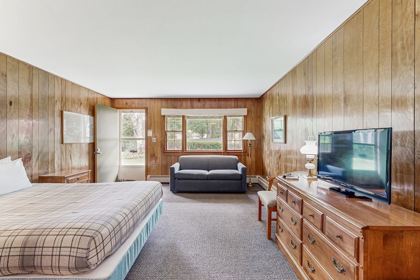 Cozy Hotel-style Suite Right On The Water, Shared Patio, Free Wifi - Wolfeboro, NH