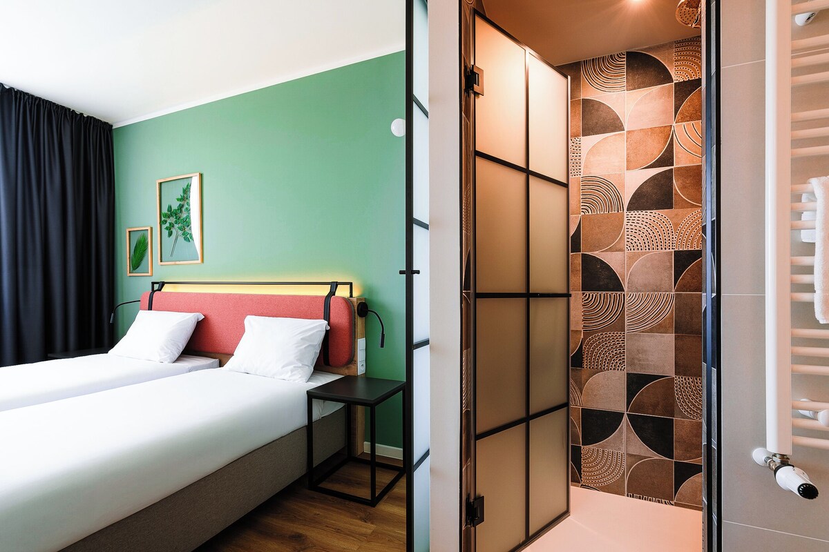 Secretária, cortinas/cortinados opacos, roupa de cama fornecida 
