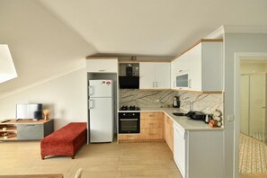 Apartamento Comfort | Cozinha privada | Um frigorífico, um forno, uma máquina de lavar louça, uma torradeira