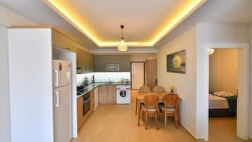 Apartamento Comfort | Cozinha privada | Um frigorífico, um forno, uma máquina de lavar louça, uma torradeira