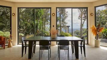 Villa de Luxo | Sala de estar | Televisor de ecrã plano de 50 polegadas com canais digitais, televisor