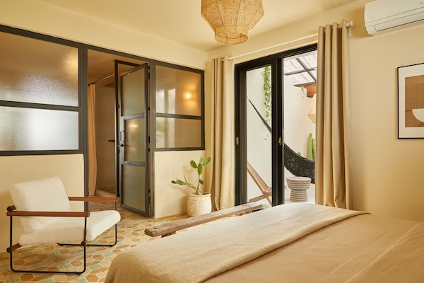 Suite de Luxo, 1 cama king-size e sofá-cama, vista para o jardim | 1 quarto, roupa hipoalergénica, camas de colchão viscoelástico