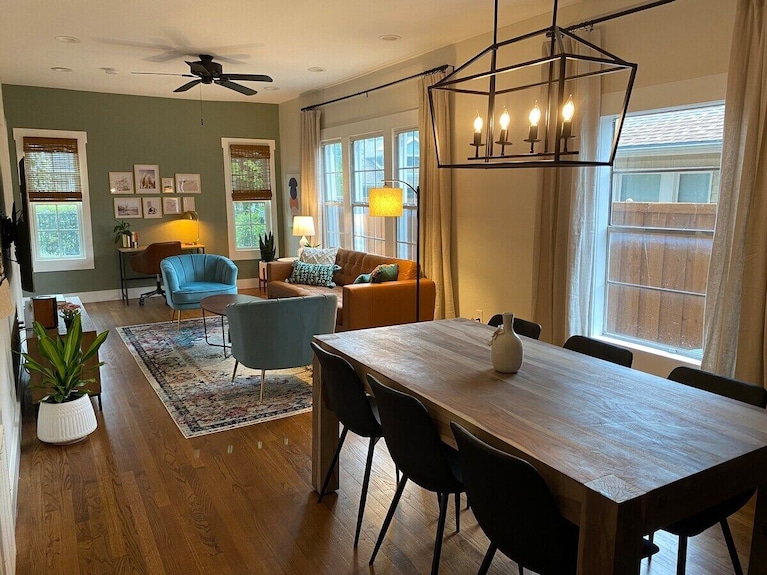 This Triplex Is A 4 Bedroom(s), 2 Bathrooms, Located In Dallas, Tx. - Dallas