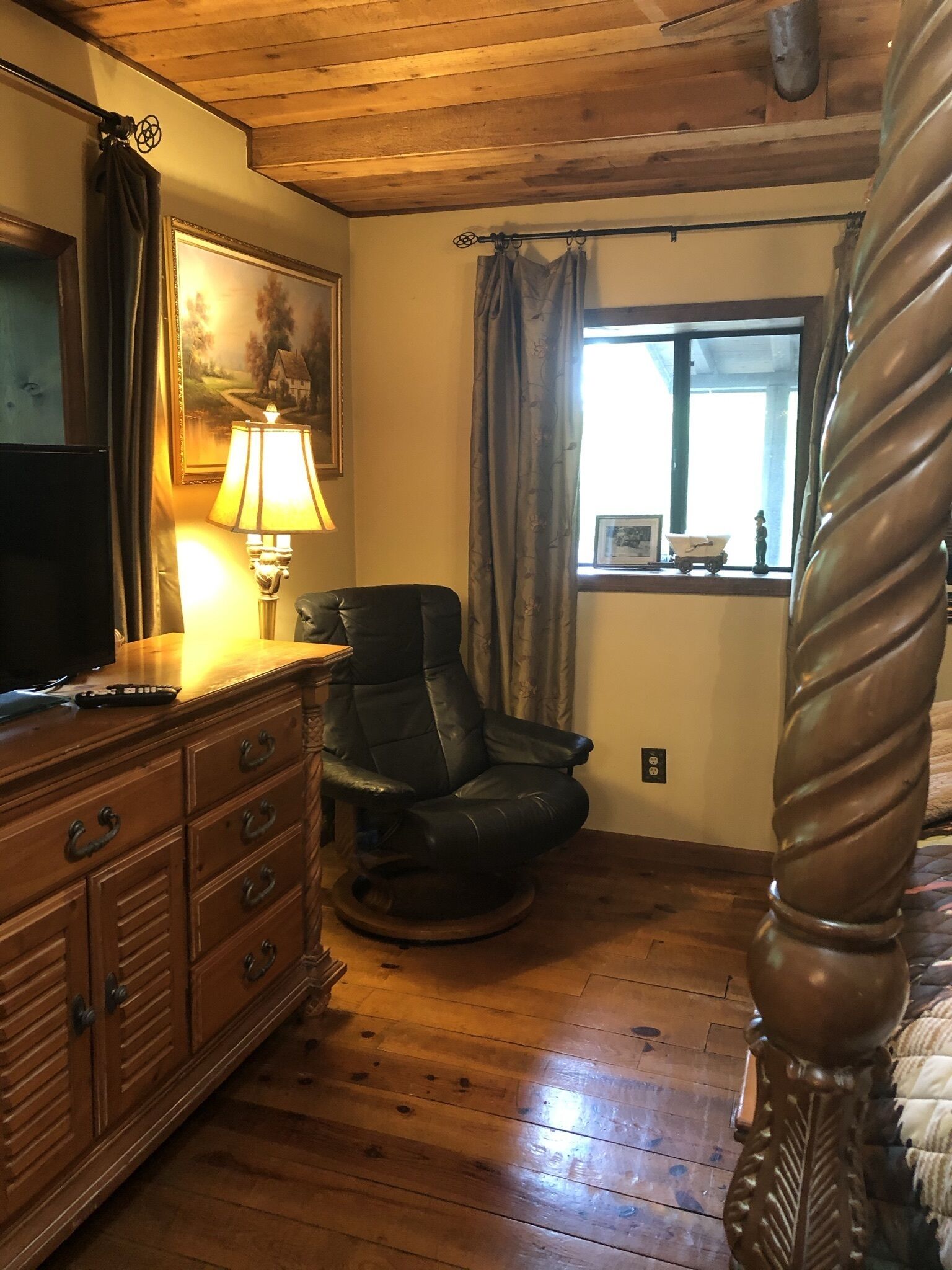 Authentic Log Cabin.  Beautiful Authentic Log Cabin - Hendersonville, NC