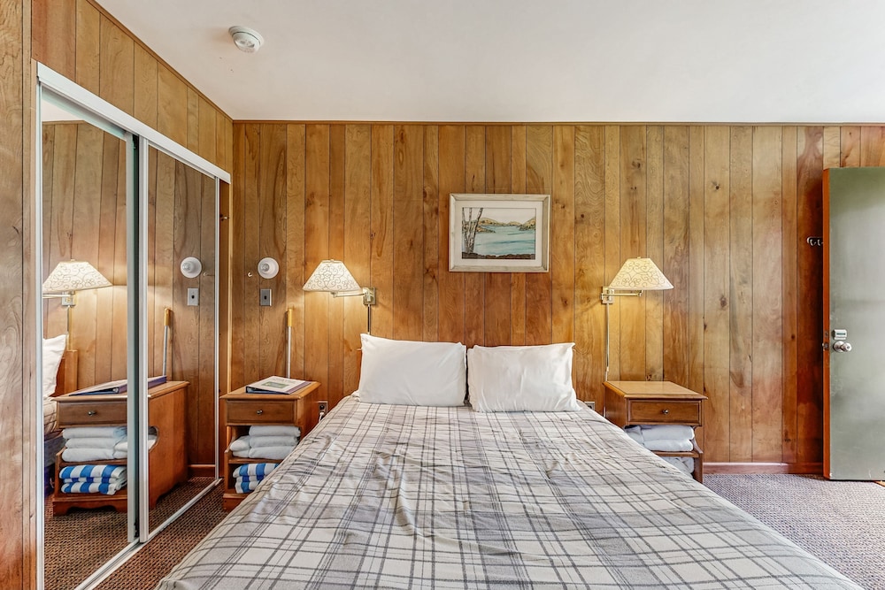 Terrific Studio Suite Right On The Water W/free Wifi, Bay Views, Kitchenette - Lake Winnipesaukee, NH