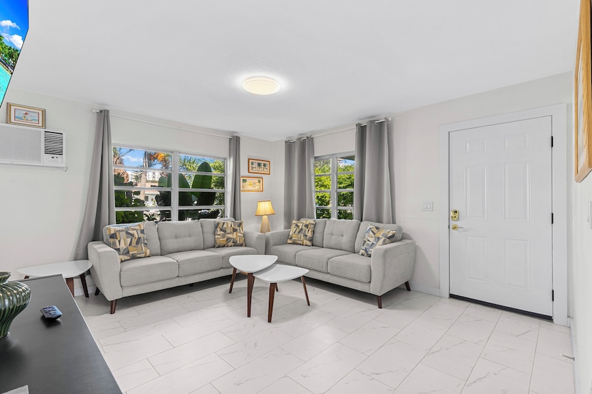 Orange Blossom Cottage Two Minute Walk To Beach - Pinellas County, FL