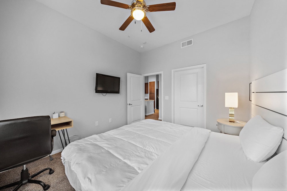 New Lake View King Bed Apartment By The Nrg - Texas