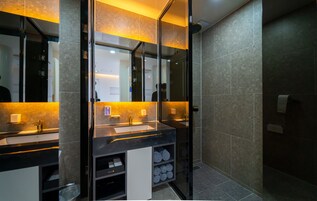 Quarto Premium (Pool Villa) | Casa de banho | Artigos de higiene pessoal grátis, toalhas fornecidas 