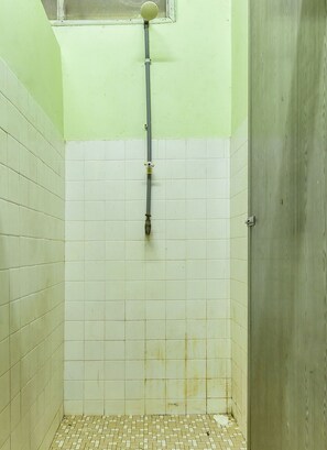 Chuveiro, toalhas de banho