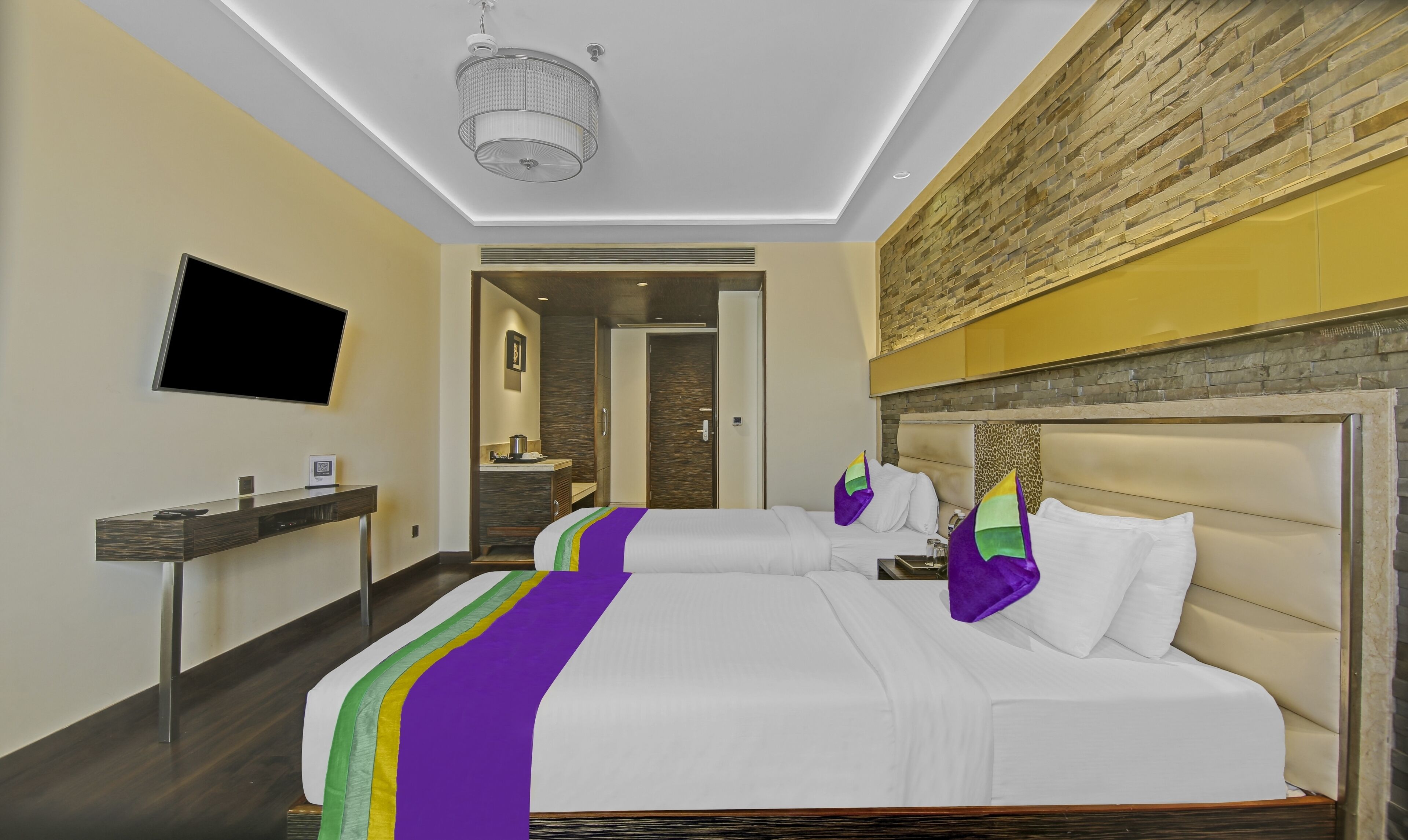 Quarto Deluxe | Secretária, ferro/tábua de engomar 