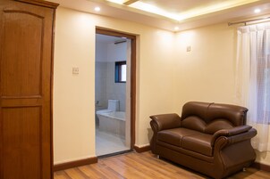 Suíte estúdio executiva | Área de estar | TV LED 32 polegadas com canais a cabo, TV