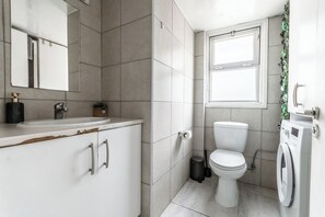 Apartamento standard | Banheiro | Banheira e chuveiro separados, bidê, toalhas de banho 