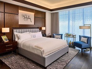 Minibar, cofre no quarto, secretária 