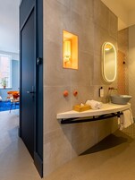 Apartment | Casa de banho | Um polibã, um chuveiro fixo, artigos de higiene pessoal grátis 