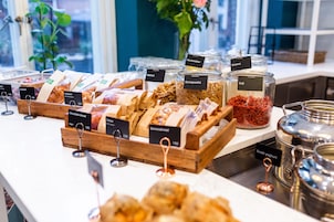 Pequeno-almoço takeaway diário mediante uma taxa 