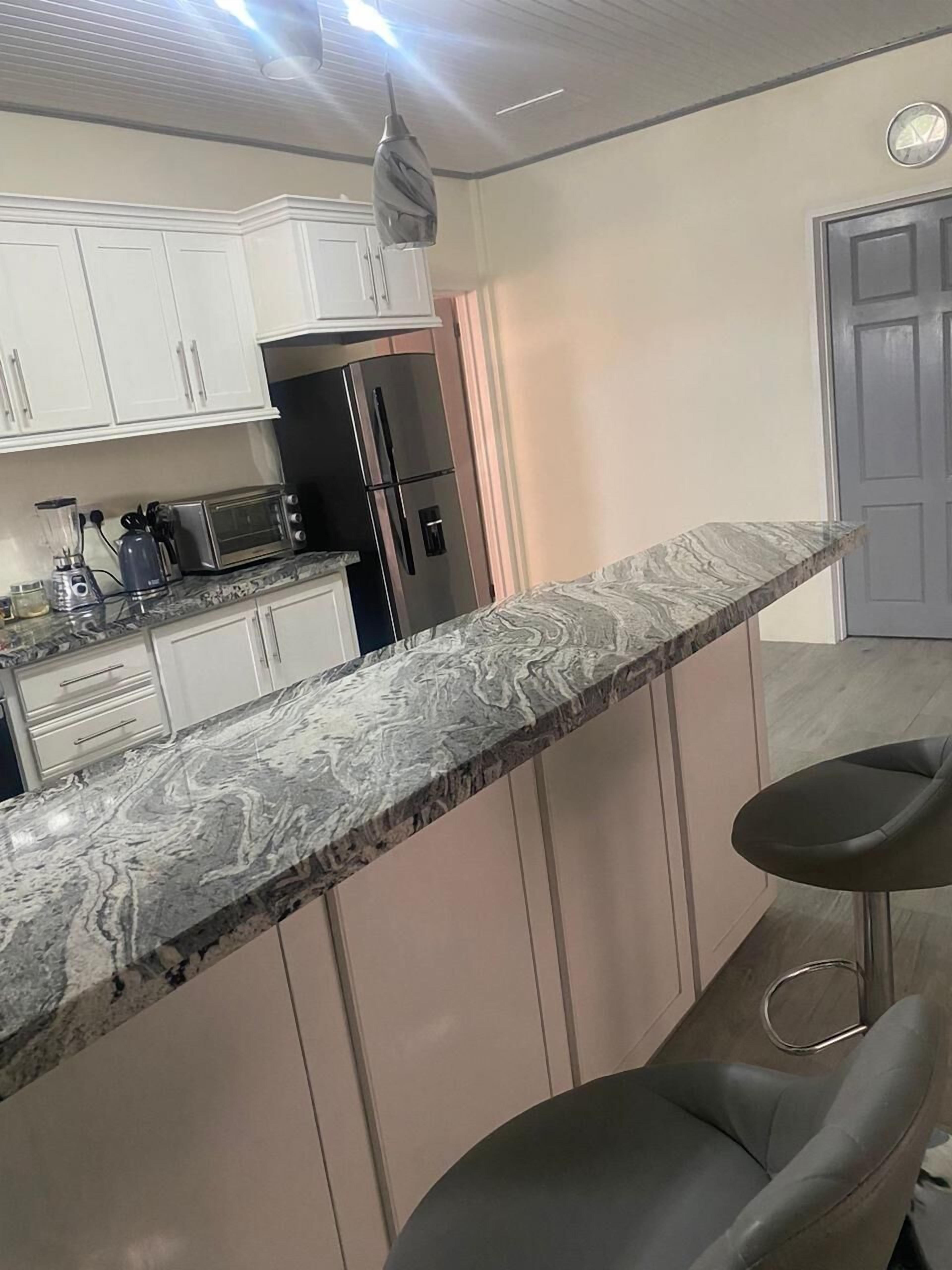 Apartamento superior | Cozinha privada | Geladeira, micro-ondas, fogão, cooktop
