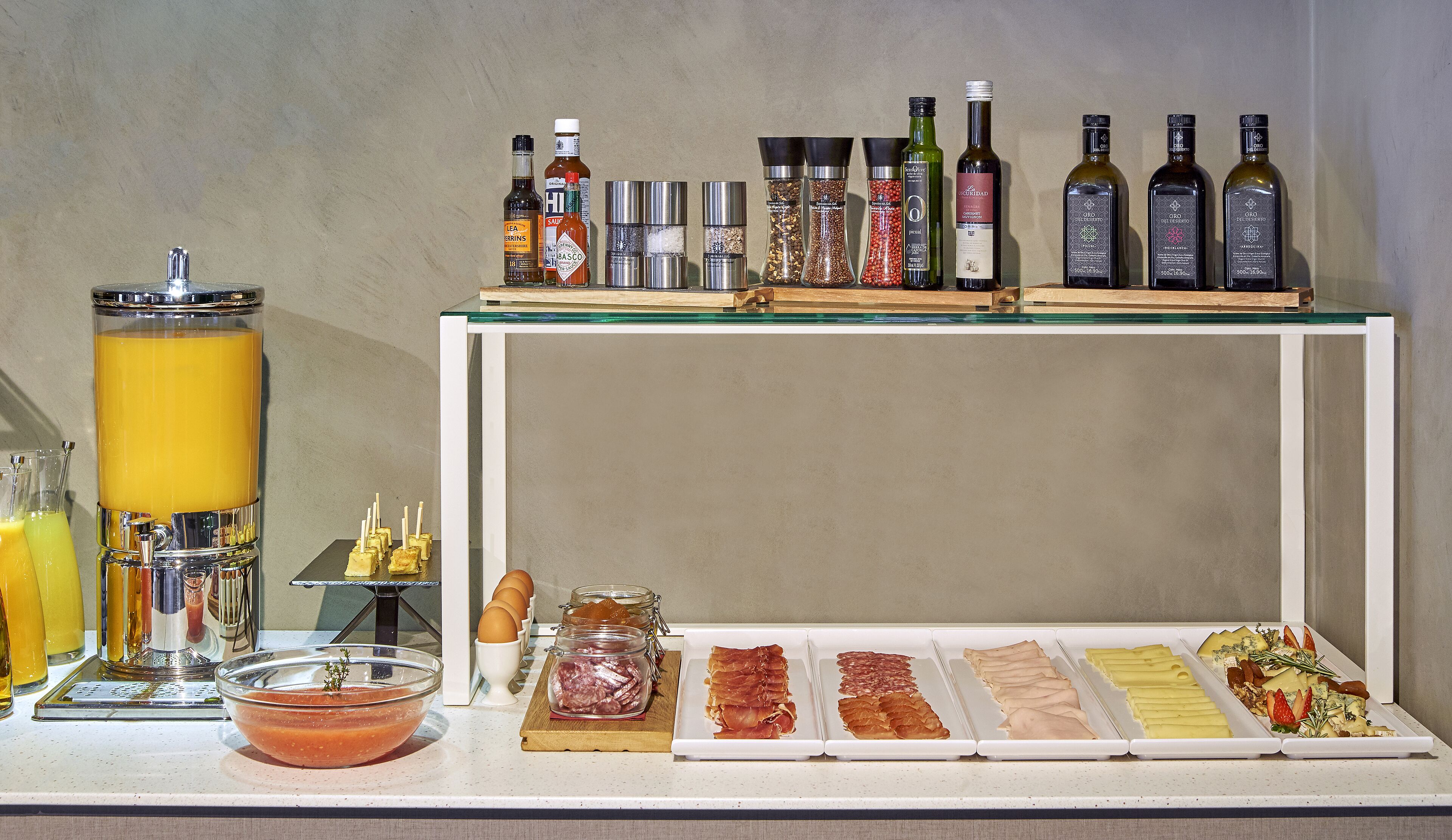 Uma mesa de buffet com diversos alimentos e acompanhamentos.