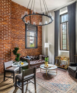 Suite, 1 quarto, cozinha (Historic Sutter) | Camas de colchão pillowtop, cofre no quarto, secretária 