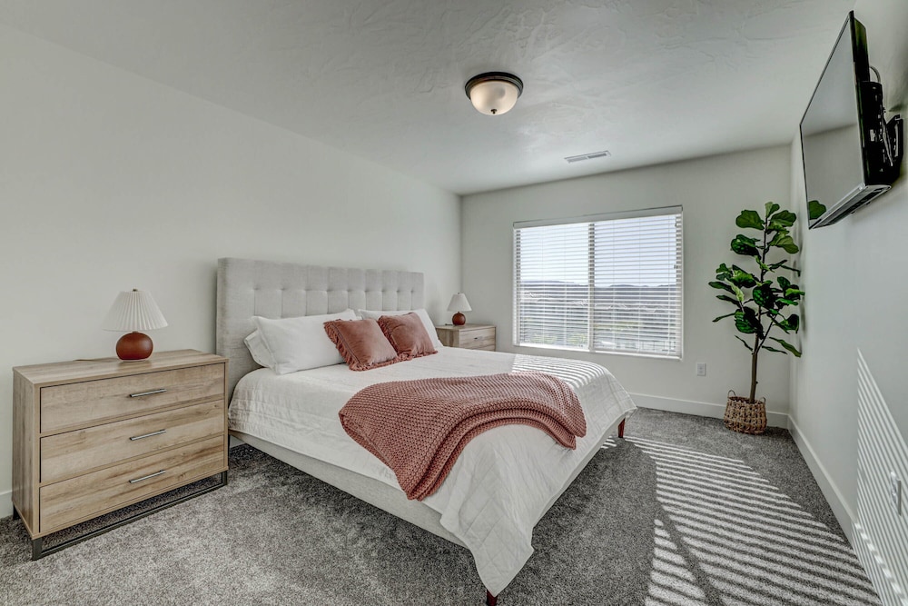 Entire Townhouse In Southern Utah W/ Private Hot Tub, Arcade Games, And More! - St. George, UT