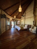 Quarto Romântico | Cofre no quarto, cortinas/cortinados opacos, ferro/tábua de engomar 